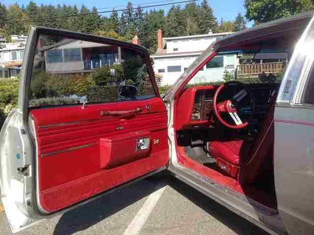 Oldsmobile Delta 88 Holiday - Cars-On-Line.com